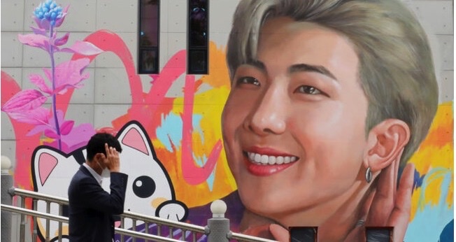 BTS RM 대형벽화 등장…”ARMY 생일선물은 이 정도” – KNEWSLA