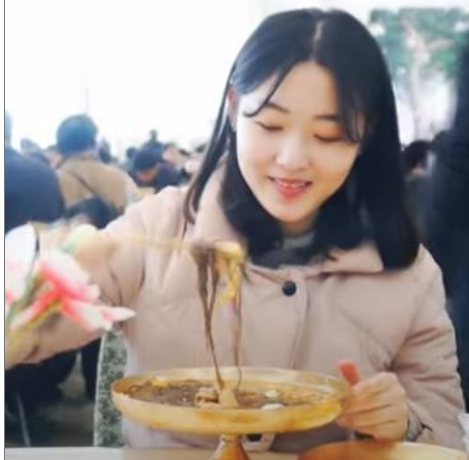 북한유튜버 유미, 평양 옥류관서 ‘평양냉면’ 먹방 – KNEWSLA