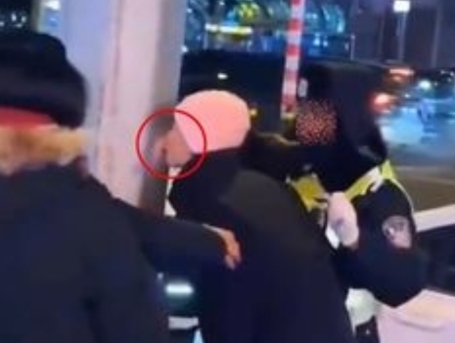 핥아봐야 알아?…가로등에 혀 댔다 딱 붙어 – KNEWSLA